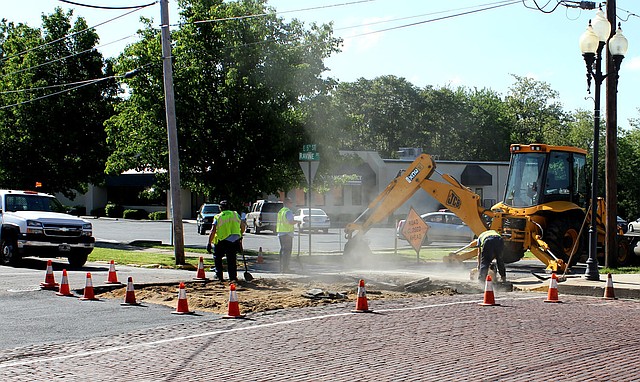Street crews prepare for overlay, save bricks | Fulton Sun
