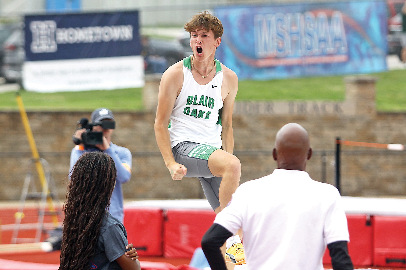 After three runner-up finishes, Gonzalez wins pole vault state title ...