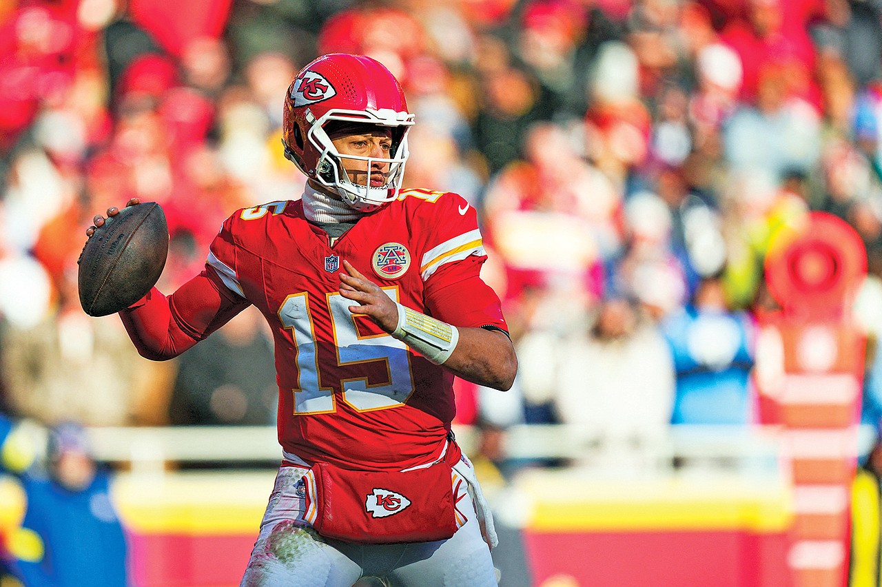 Mahomes participates in Chiefs’ first practice sporting a knee brace ...